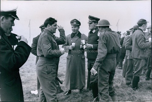 1970 Photo The Mckenzie Break Brian Keith Helmut Griem Pow'S Escape ...