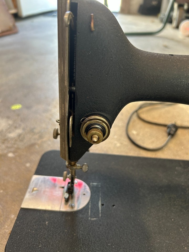 Vintage Antique Singer 66-18 Sewing Machine w/ Attachments ...