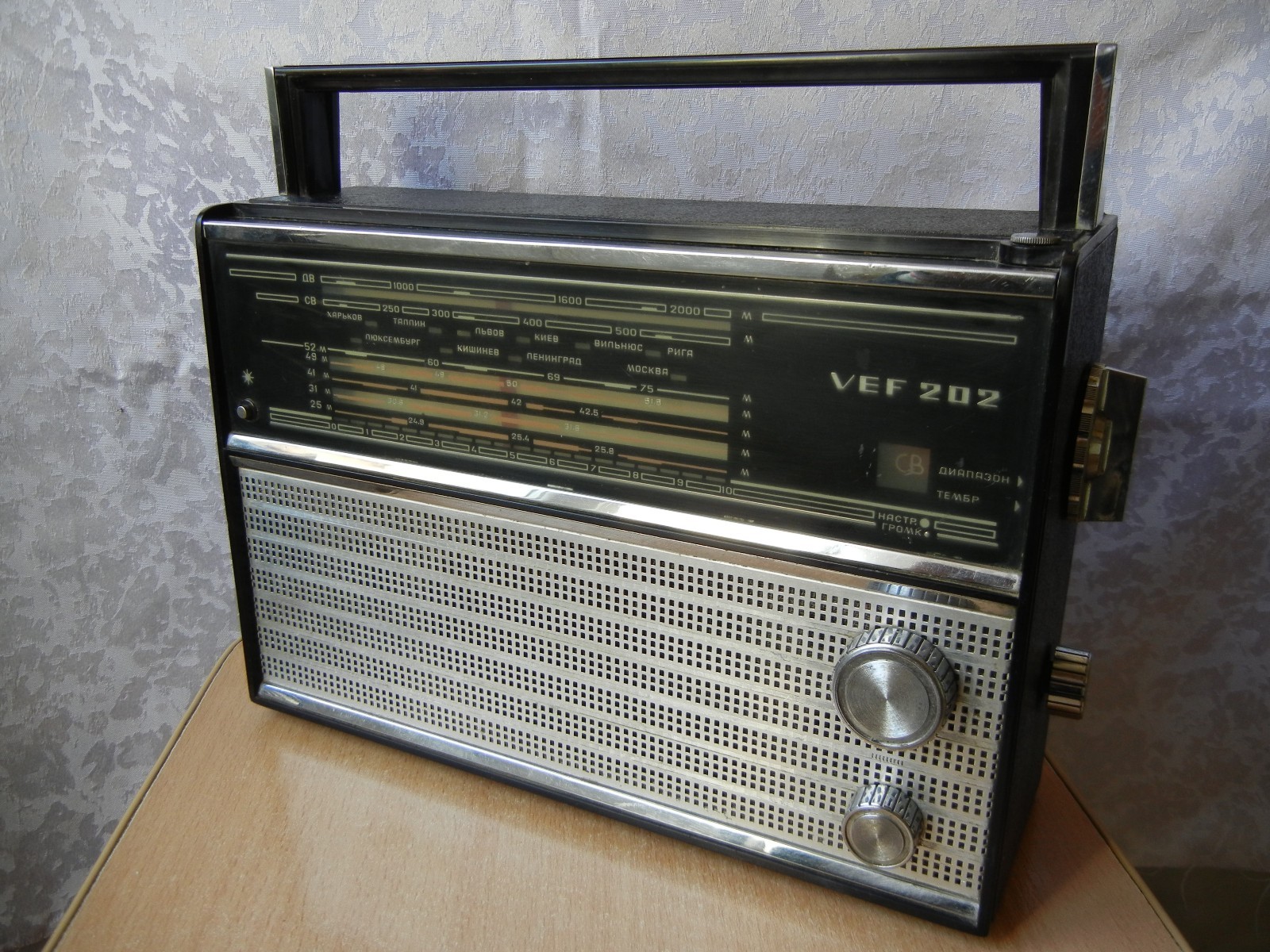 Vintage Old RARE Soviet vintage Russian VEF 202 AM radio receiver USSR ...