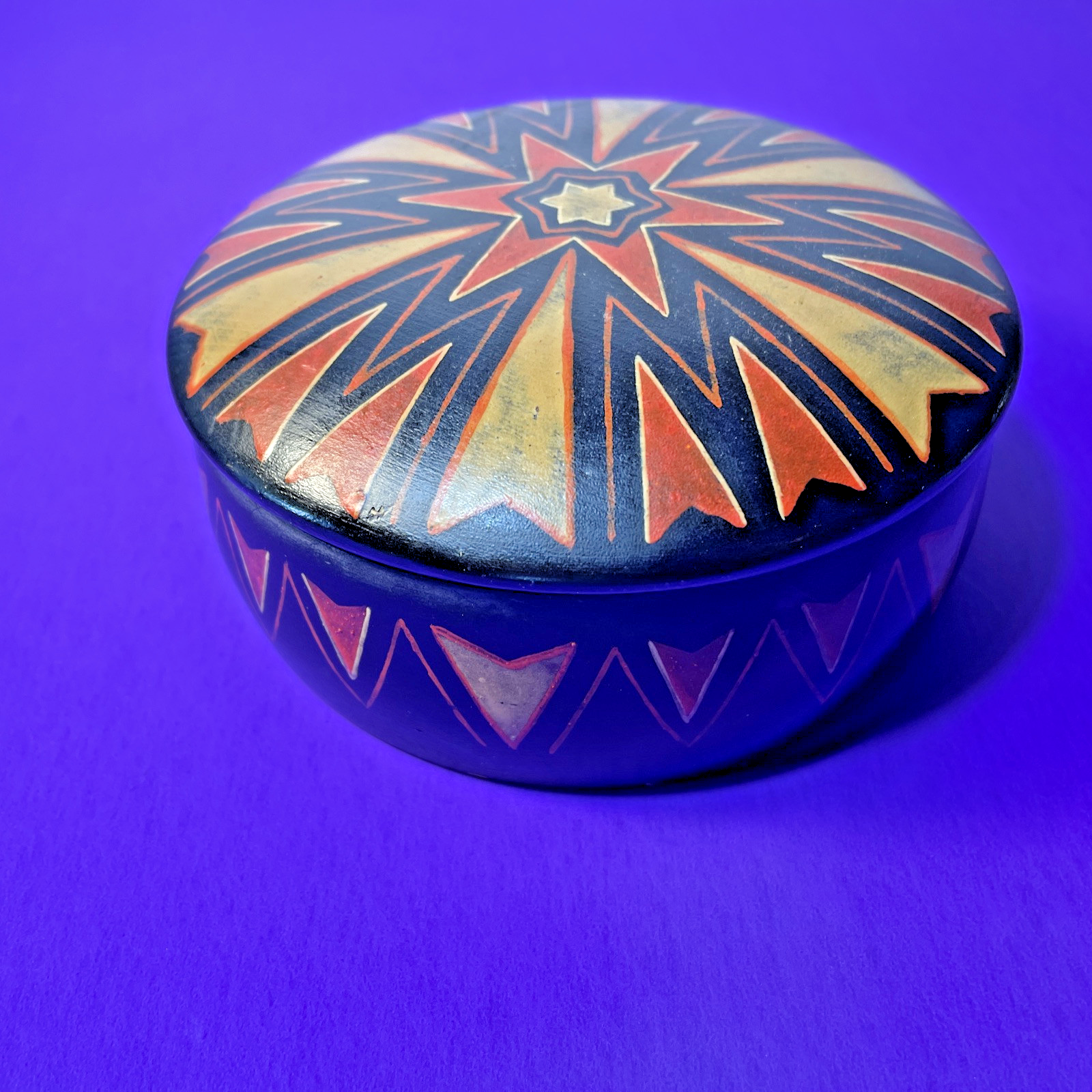 Vintage Hand Painted Wood Round Storage Box Triangle Red Stamp Tobacco ...