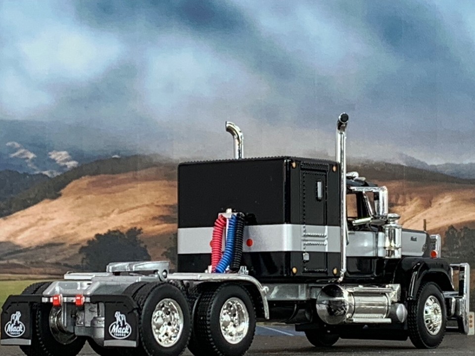 1/64 DCP BLACK/GRAY MACK SUPERLINER W/ 60" FLAT TOP SLEEPER | eBay