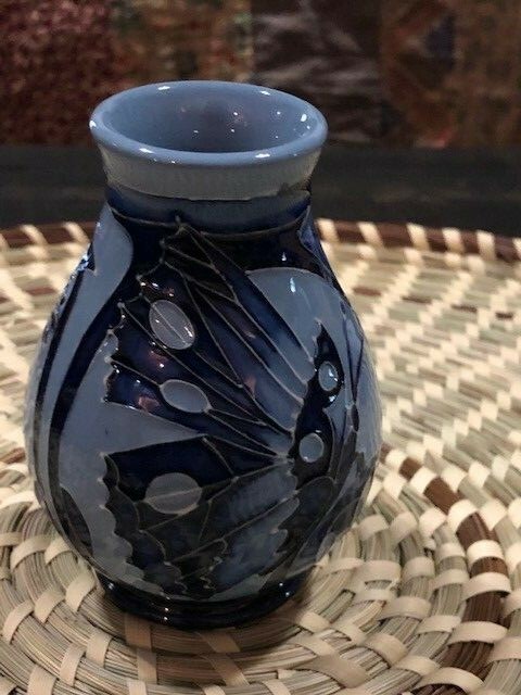 MOORCROFT POTTERY 2002 "HARTGRING" VASE 7/3 NIB (B)
