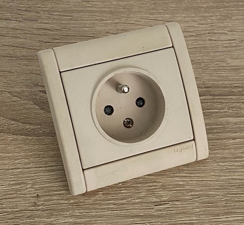 LEGRAND Sagane Prise 2P+T Beluga 85100 / 85840 | eBay