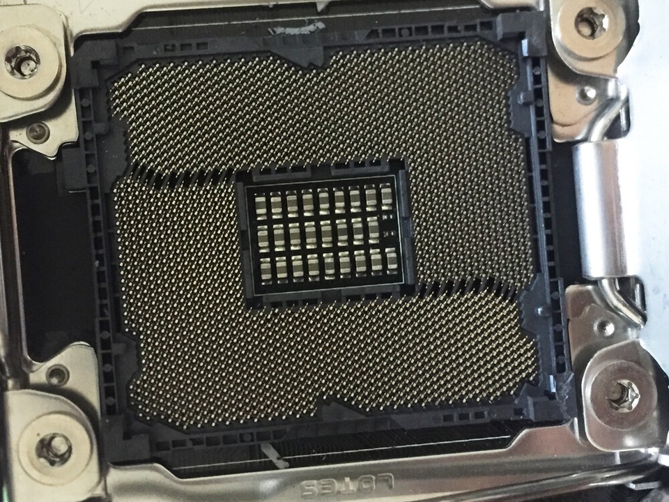 Asus RAMPAGE IV EXTREME ROG R4E Desktop Board, LGA 2011 Intel X79 ...