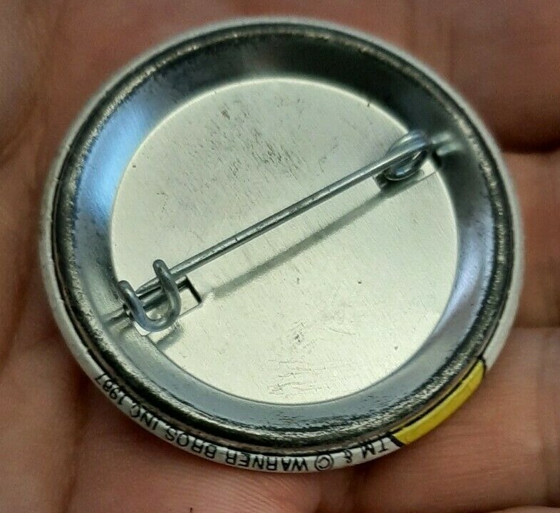 I Tawt I Taw A Puddy Tat 1 3/4" pinback Yellow Tweety Bird Cartoon ...