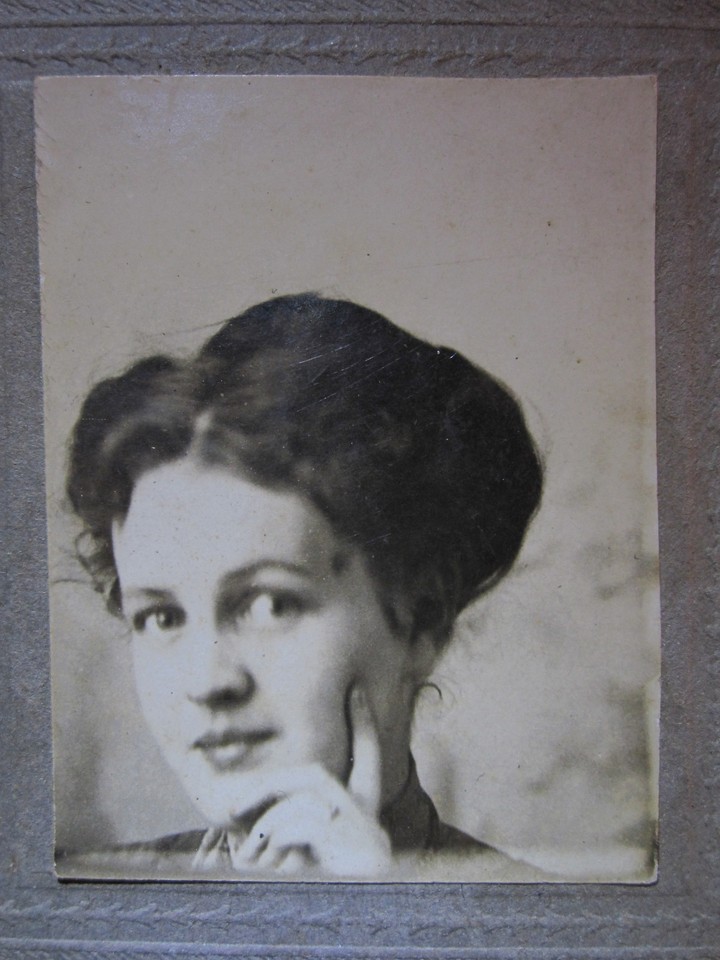 VINTAGE ANTIQUE AMERICAN BRUNETTE BEAUTY GIRL AWKWARD POSE LAZY BROWN ...