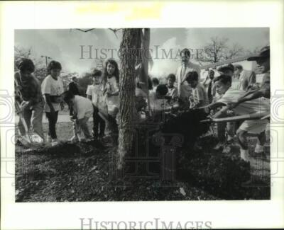 1991 Press Photo Children help plant Burr Oak tree in Houston Park for ...