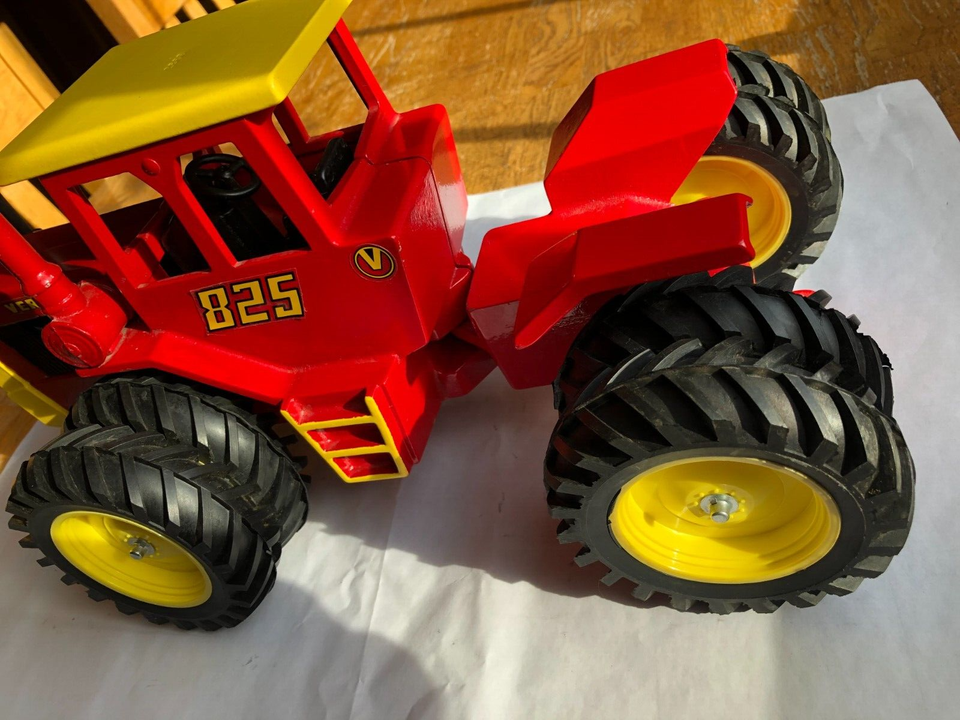 Versatile 825 four 4-wheel drive toy tractor by Scale Models in 1/16 ...