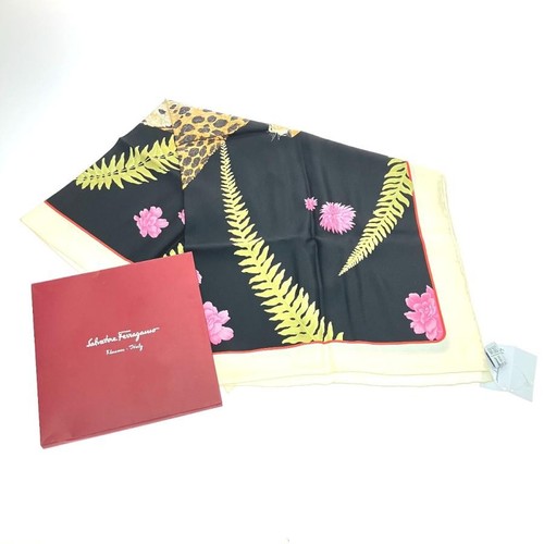 $$ Salvatore Ferragamo Leopard print scarf 100% silk No noticeable ...
