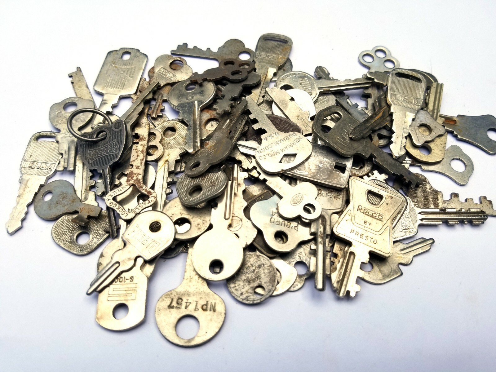 Lot of 5 random vintage keys antique old keys, house, car, post office ...