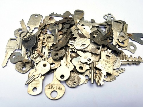 Lot of 5 random vintage keys antique old keys, house, car, post office ...