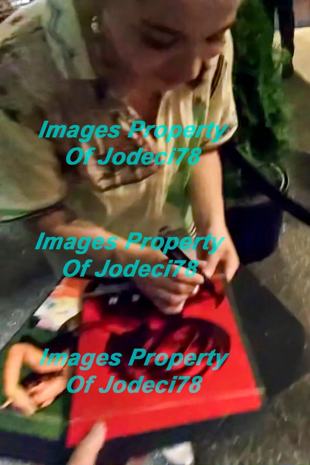 Isabela Merced Signed ALIEN ROMULUS 8x10 Photo EXACT Proof JSA C | eBay