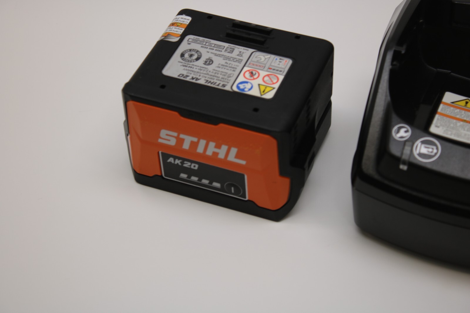 Stihl AK20 36V Battery with Stihl AL101 Battery Charger 886661117796 | eBay