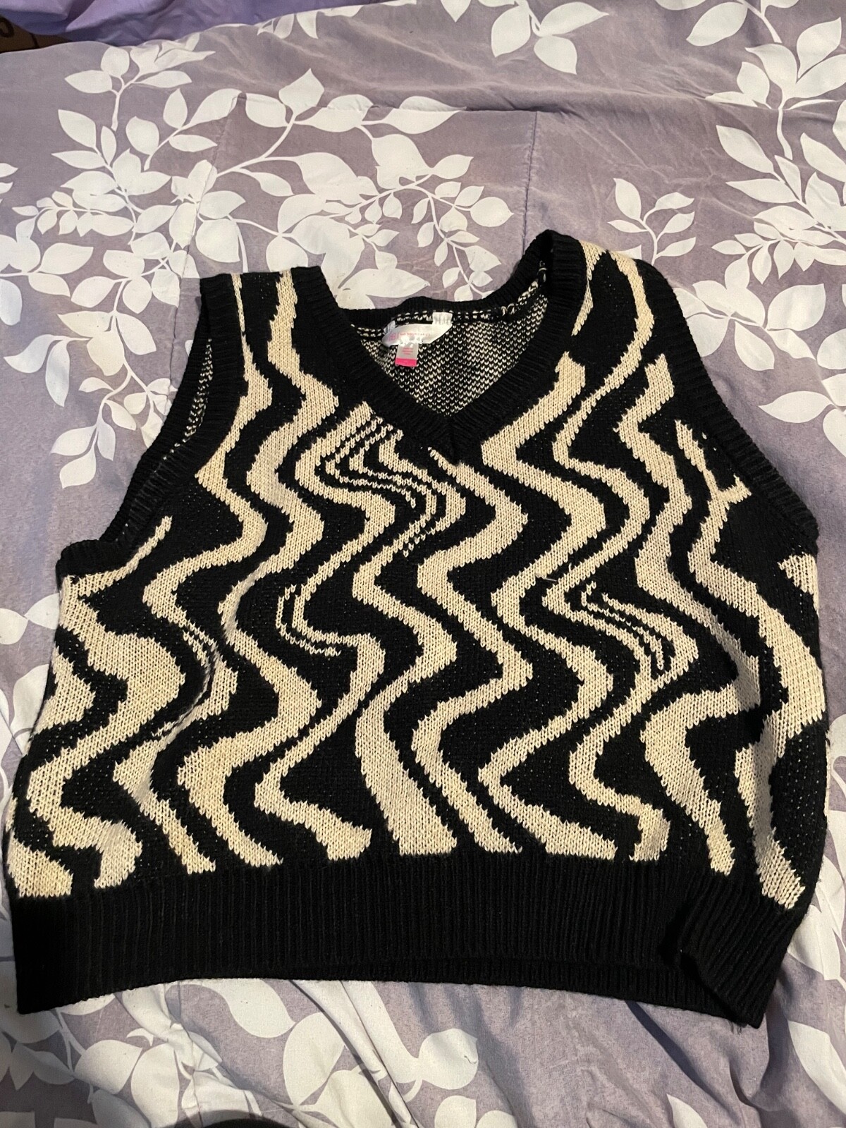 No Boundaries black and white wavy pattern sweater ve… - Gem