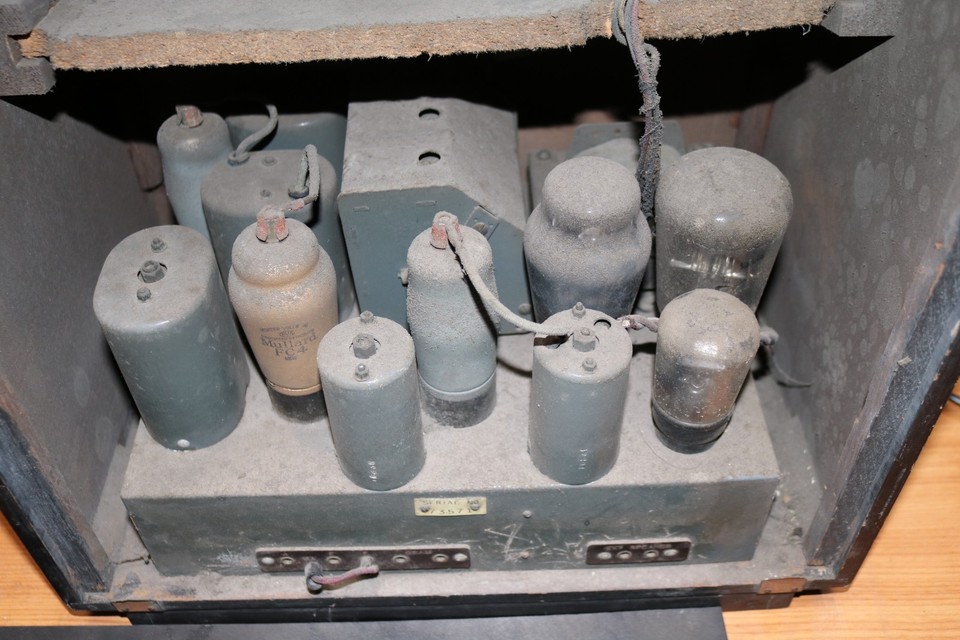 Art Deco Defiant? vintage wooden cased valve tube radio receiver ...