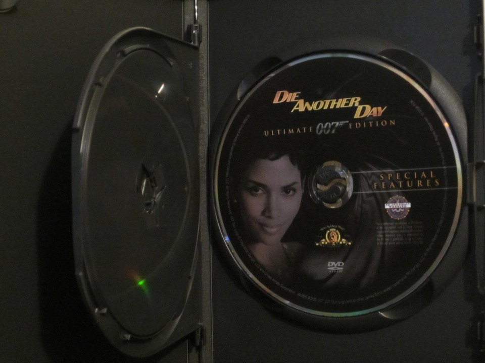 Die Another Day, two disc edition, Pierce Brosnan as James Bond, Halle ...
