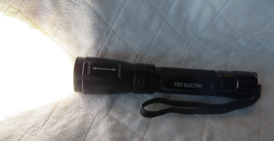 FEIT ELECTRIC 8.5” ZOOM IN / ZOOM OUT FLASHLIGHT Works Great Includes ...