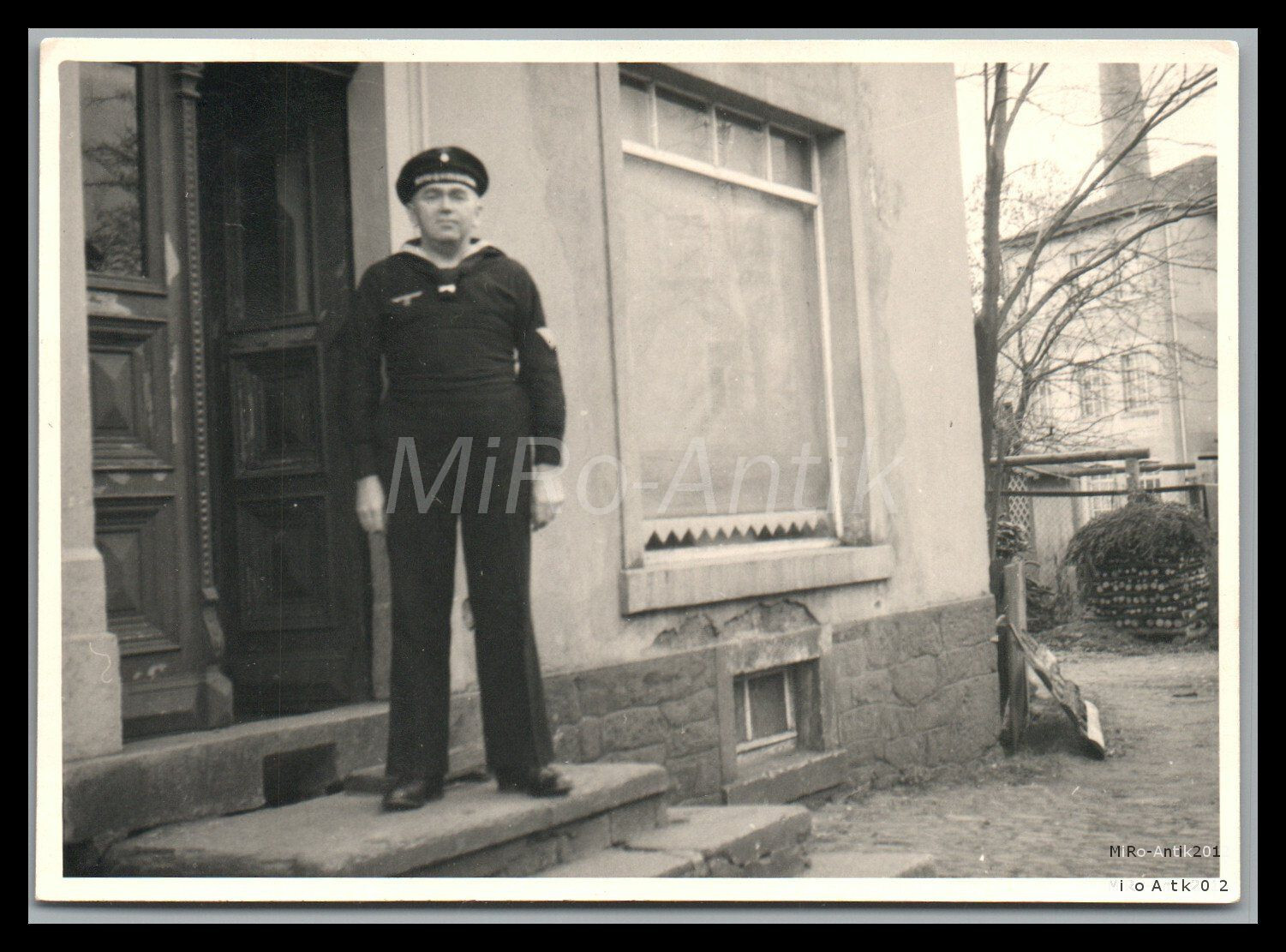 Foto, WK2, Matrose im Portrait vor seinem Elternhaus, 5026-1344# | eBay.de