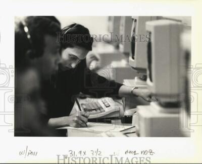 1994 Press Photo Brandy Munch polling on mayor's race in class at UNO ...