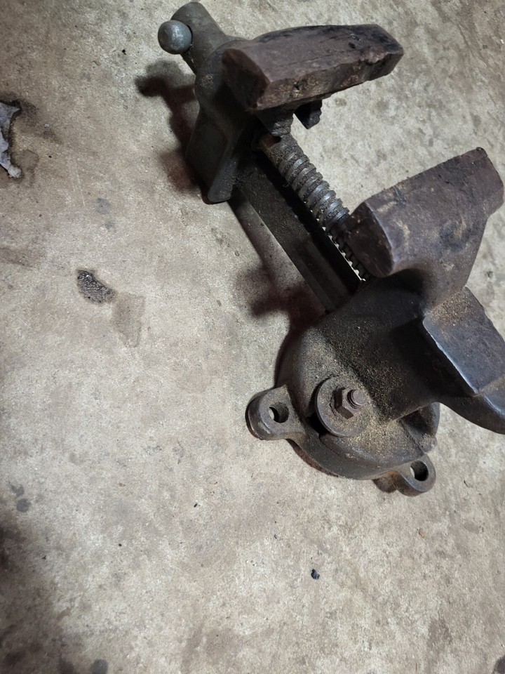 Milwaukee Tool Co. Swivel Base Bench Vise w/ 3-1/2" Jaw Width, Anvil ...