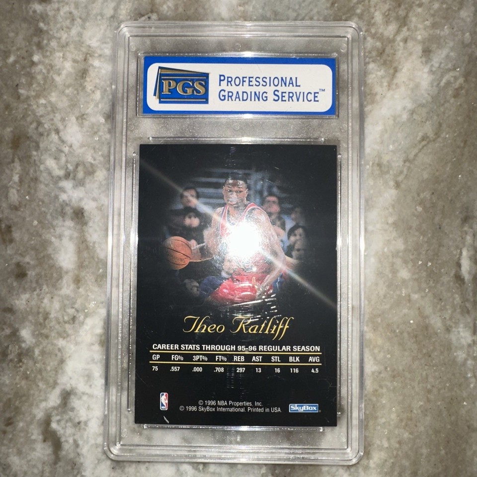 THEO RATLIFF 1996 Skybox Premium Autographics Autograph Pistons PSA 7 ...
