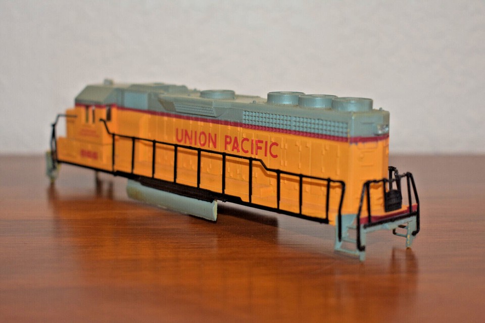 HO Train Locomotive Shell - Union Pacific / Santa Fe / Burlington ...
