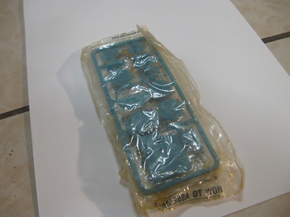 1960s VINTAGE CEREAL PREMIUM SPACE DISC LAUNCHER MINIATURE ALIENS TOY ...