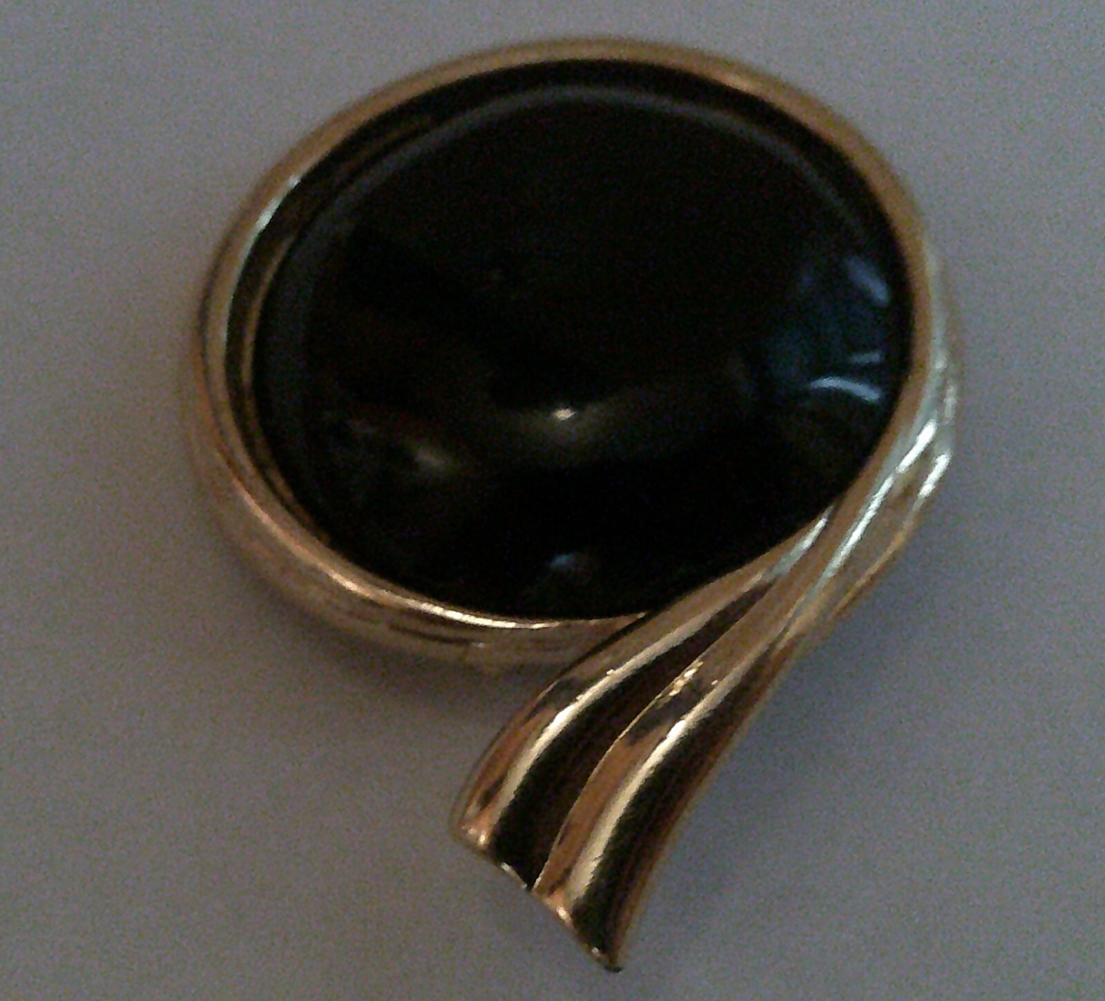 Trifari round black stone brooch - Gem