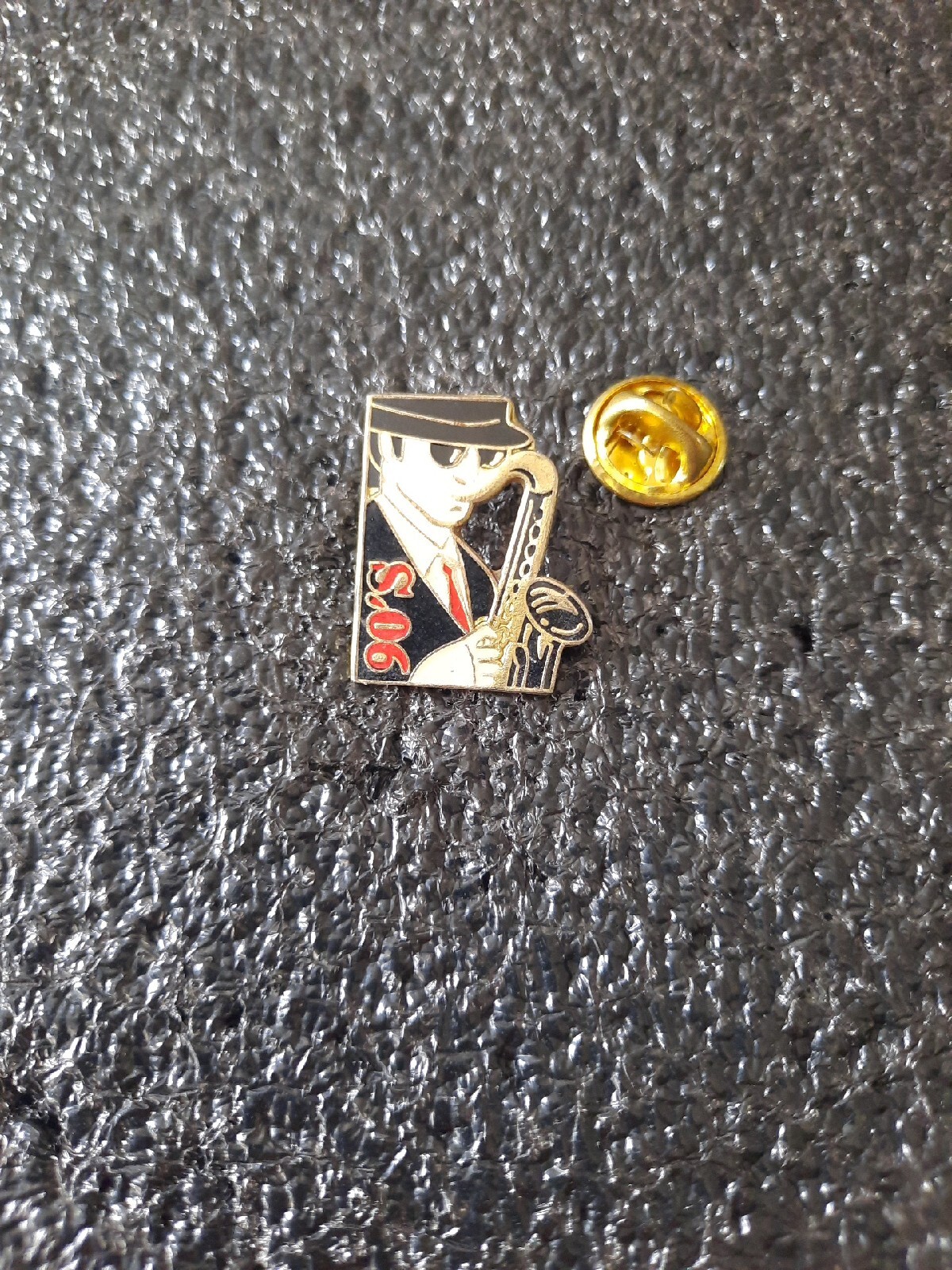 Pin's Winston 90's saxophone musique music cigarette smoke - pin Pins ...