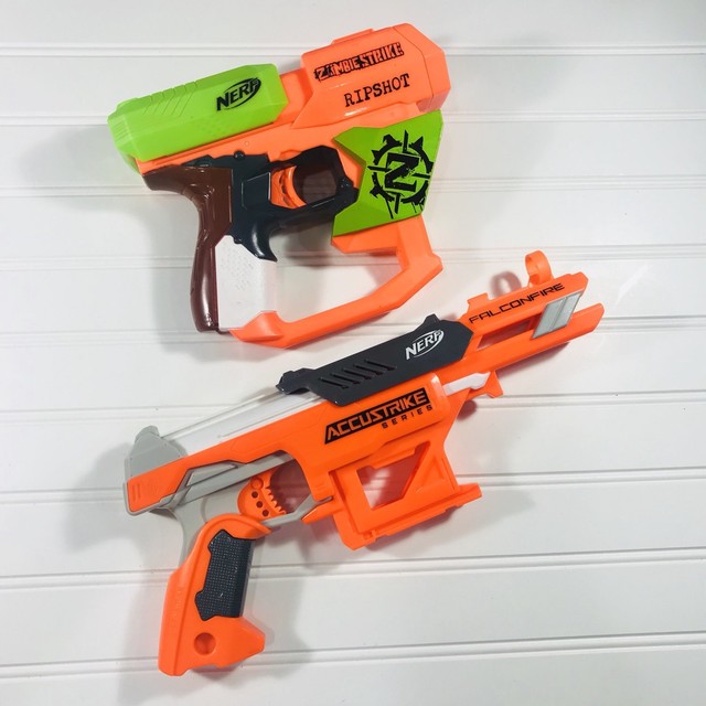 Nerf Zombie Strike Ripshot Z Squad Dart Gun & Accustrike Falcon Fire ...
