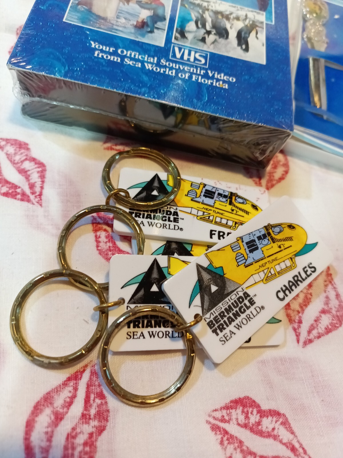 Vintage 90s Sea World Souvenir Lot VHS, Shamu, Keychain, Glitter Wand ...