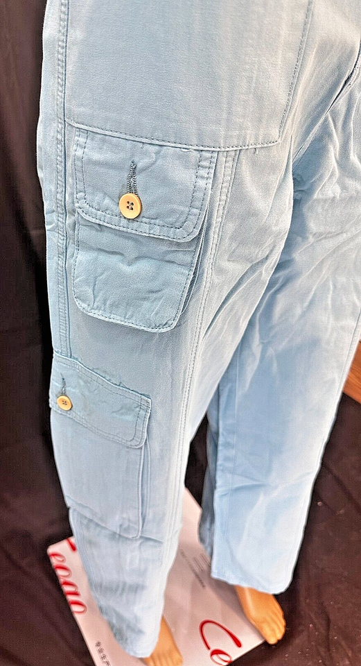 Women's light blue cargo pants, 8 pockets, belt loops, zipper, buttons ...