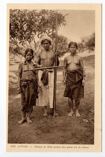 INDOCHINE ANNAM groupe de mois portant leur arc de chasse nus ethnies ...