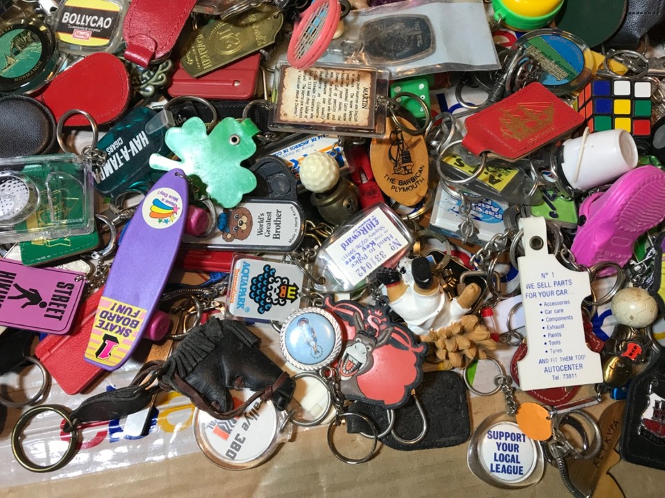 HUGE LOT 200+ NOVELTY KEY RINGS / KEYCHAINS LOCATION SOME RARE JOB LOT ...