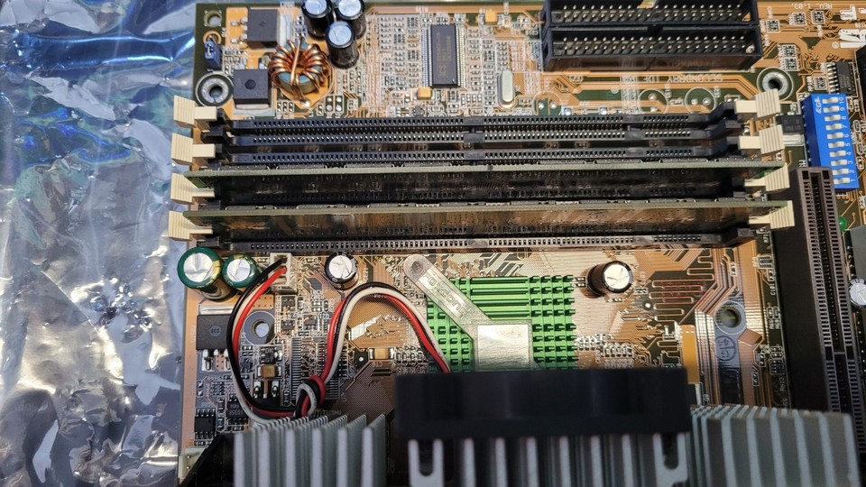 ASUS P3B-F, Slot 1, Intel Motherboard rev 1.03 + p3 450 + 256mb ram ...