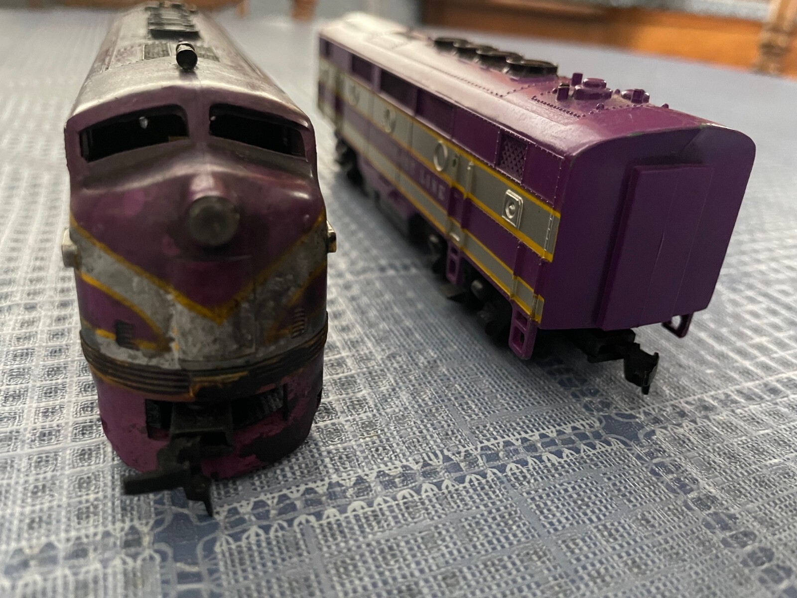 HO Atlantic Coast Line Powered Diesel Engine Locomotive w/Passenger ...