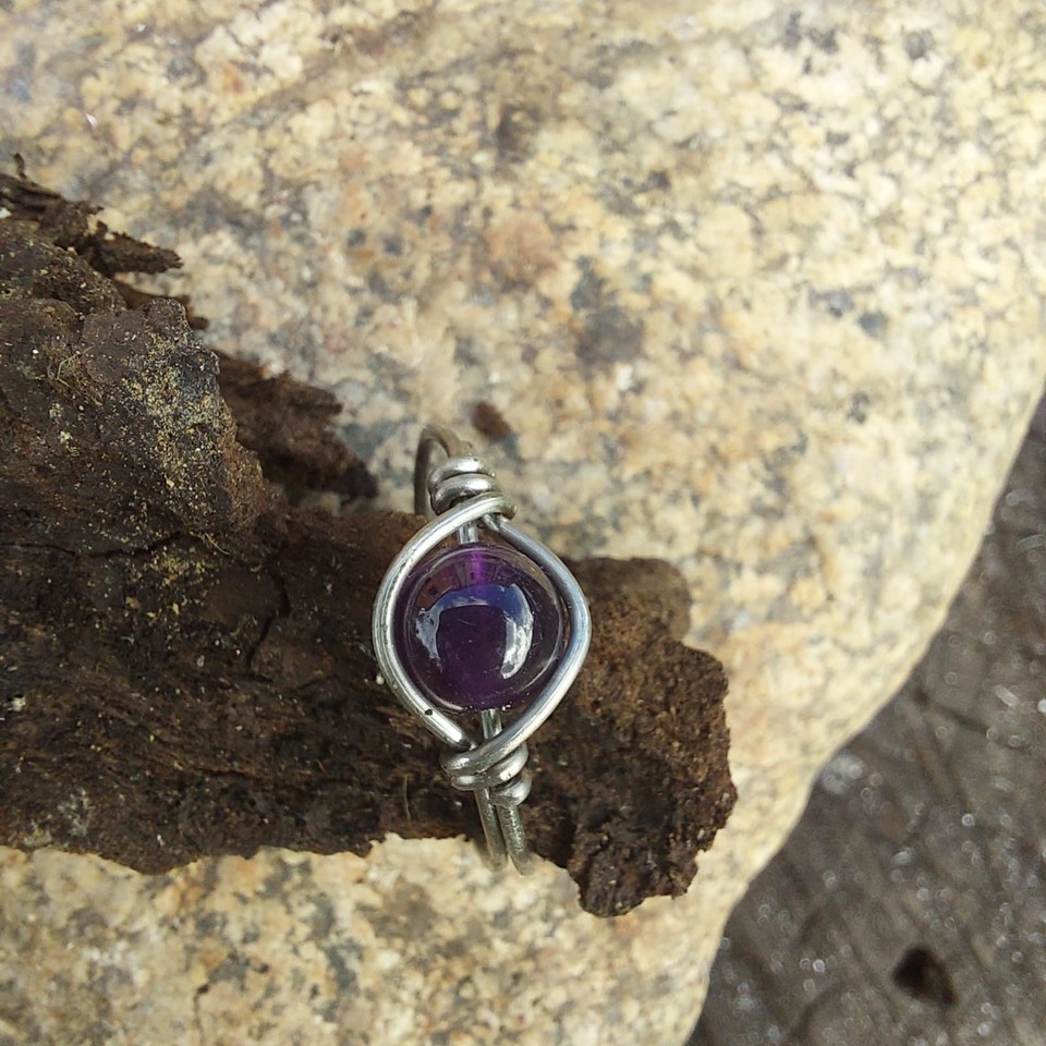 Bague artisanale en titane massif et Améthyste naturelle, violet, wire ...