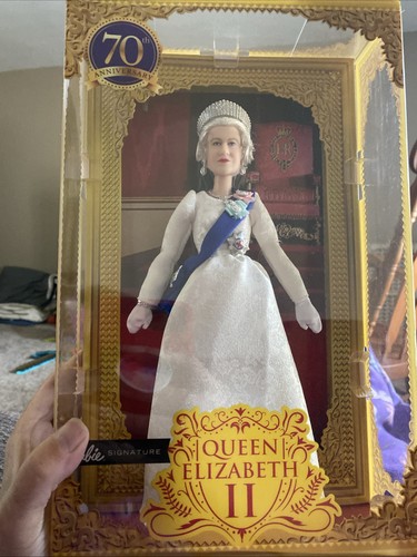 Barbie Signature Queen Elizabeth II Platinum Jubilee Doll In Hand New ...