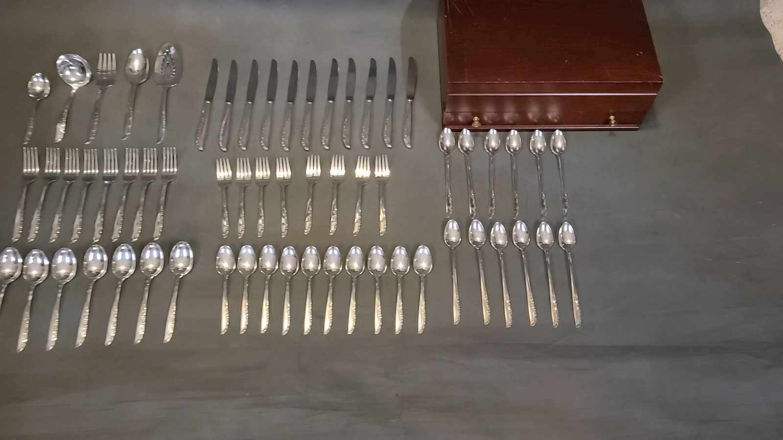 VTG Wm A ROGERS ONEIDA Brittany Rose Silverplated Silverware Set Of 62 ...