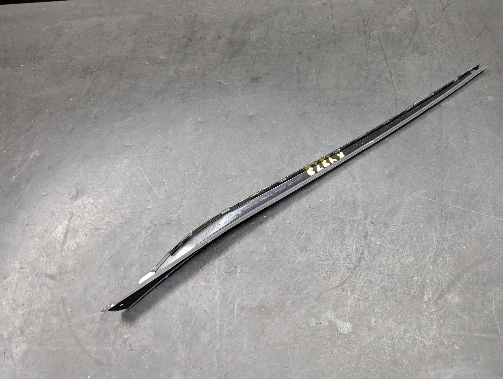 Windshield Left Side Molding 2018 Kia Optima 86131-D4000 2016 2017 2019 ...