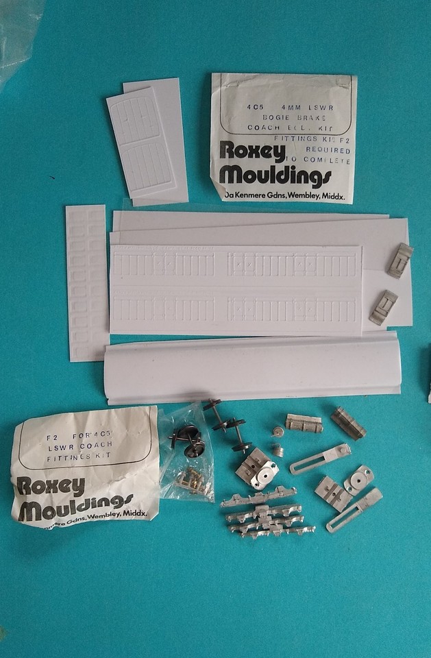 2 Roxey 4mm OO Gauge Plastic & White Metal LSWR 48' Tri-Comp & Brake ...