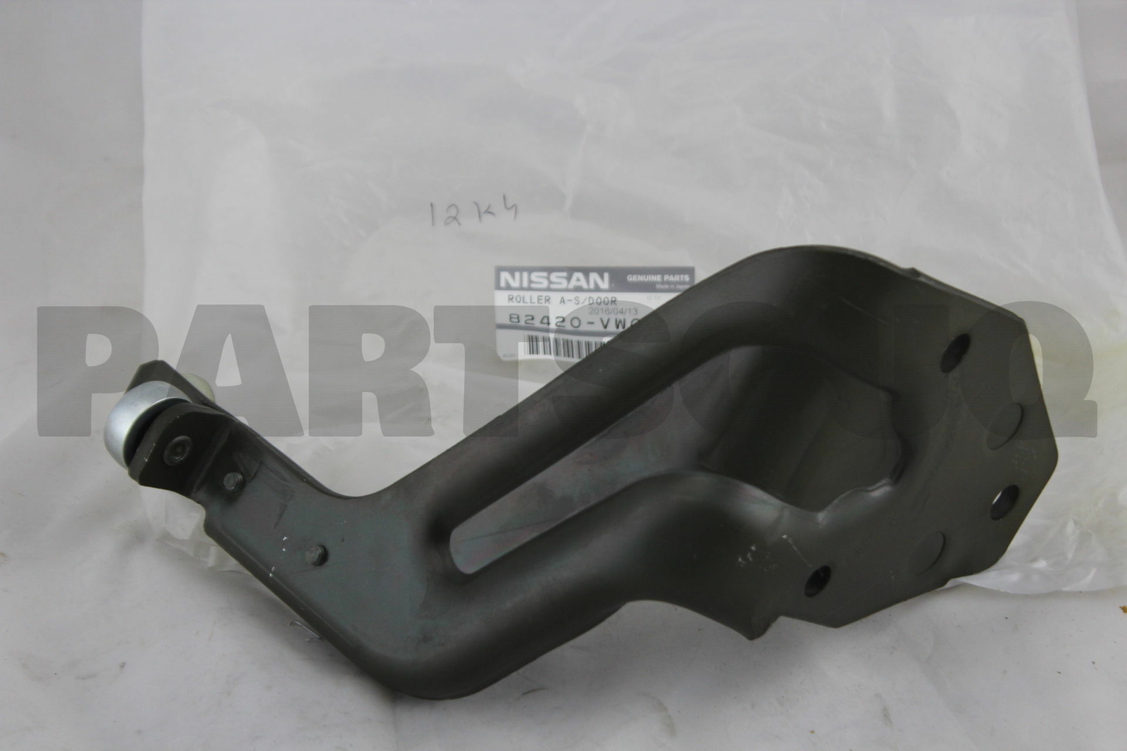 82420VW000 Genuine Nissan ROLLER ASSY-SLIDE DOOR,LOWER RH 82420-VW000 ...