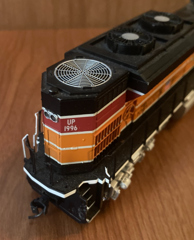 WALTHERS Southern Pacific UP1996 Diesel Locomotive...Made In China...HO ...