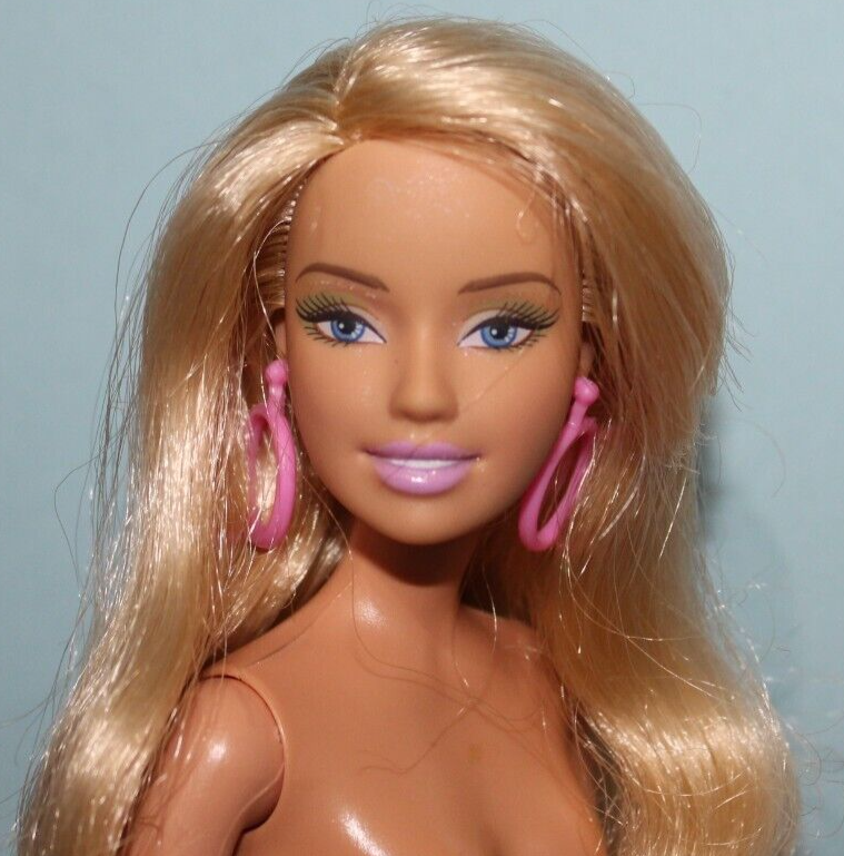 Barbie Doll Nude Blonde Hair Blue Eyes Earrings Smile Beach Feet Click