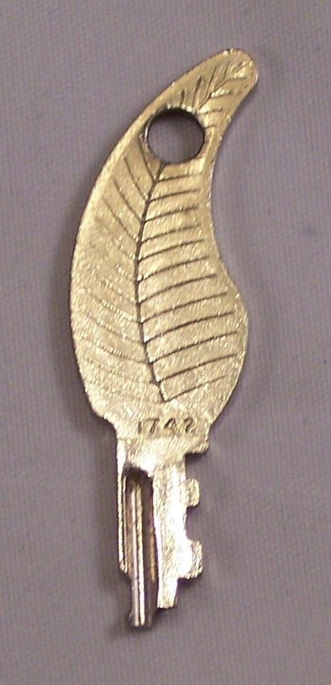 Vintage Presto Featherlite Key # 1742 Trunk Luggage Jewelry Train Case ...