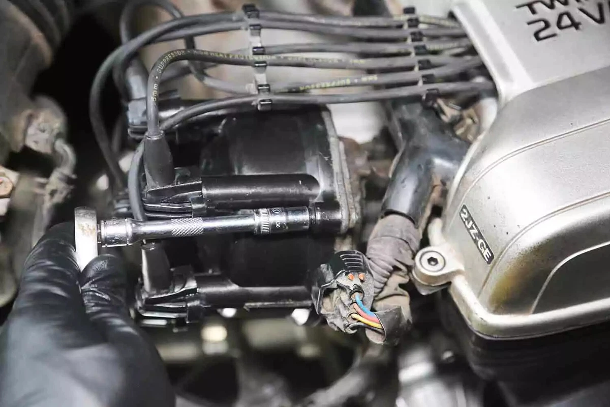 How to Replace a Distributor Cap and Rotor