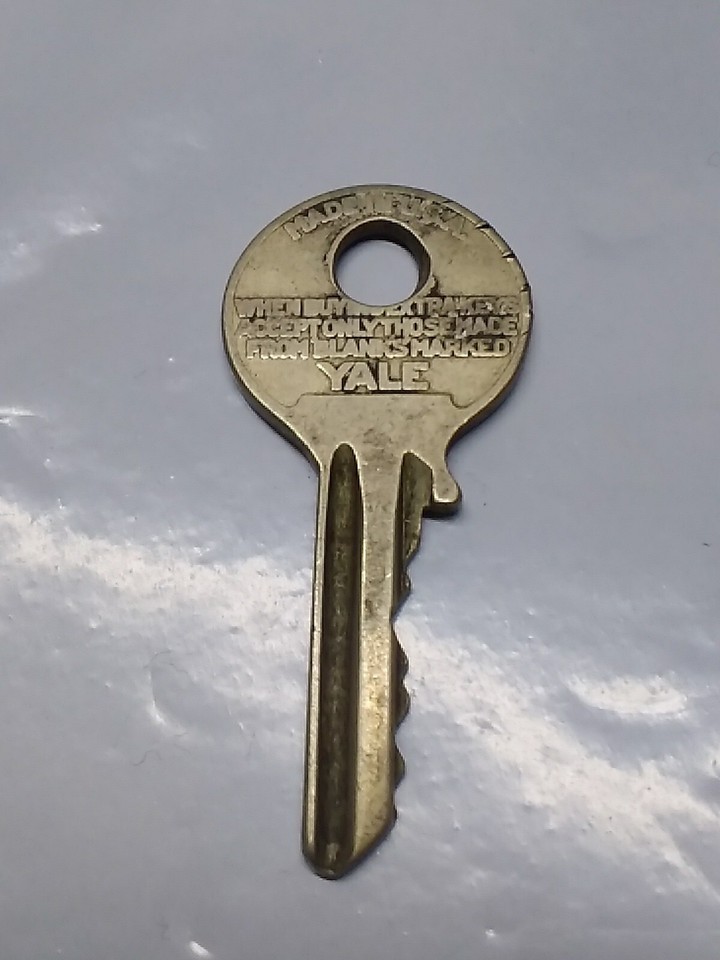 The Yale & Towne MFG Co. # 73F23 Trunk Padlock Desk Drawer Lock Key USA ...