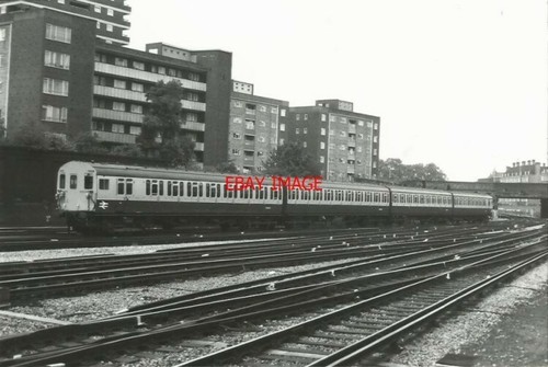 PHOTO SR 4-EPB CLASS 415 4-CAR EMU NO 5438 LEAVING VICTORIA ON AN EPSOM ...