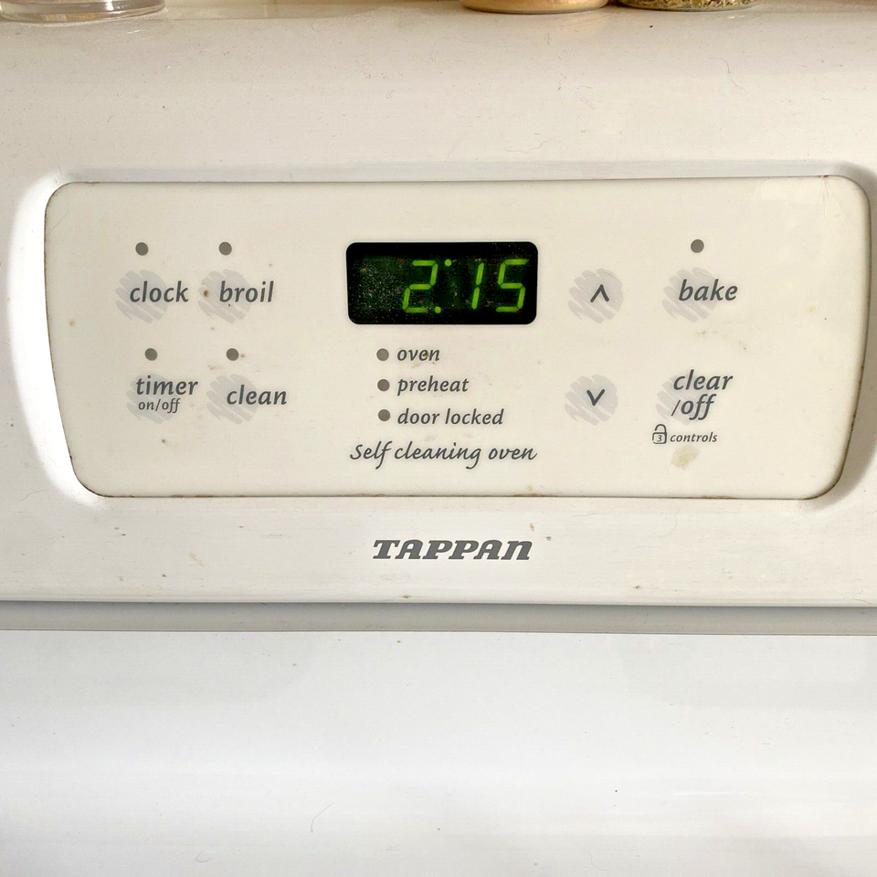 Gas Tappan White Stove Measures 30x25x35 With 4 Burners & 2 oven racks ...