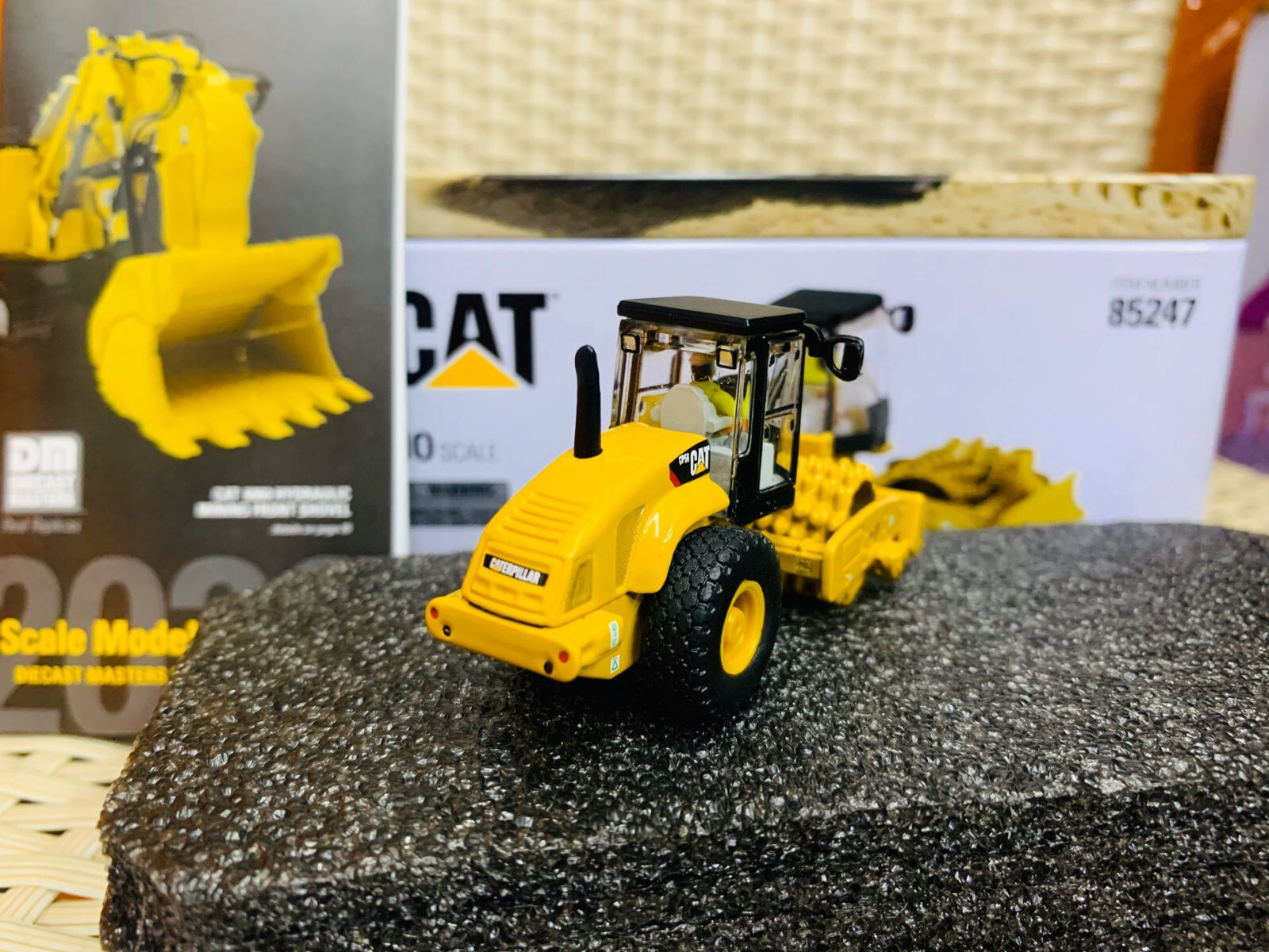 Cat CS56 Padfoot Drum Vibratory Soil Compactor 1/87 Diecast Masters ...